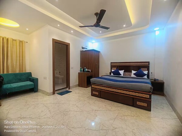 A House With Private A/c Rooms - Agra