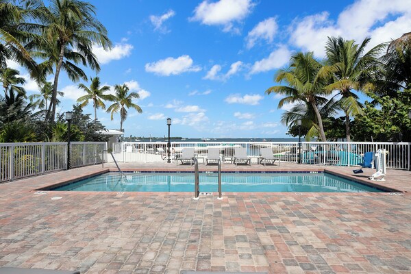 Perfect Choice! With Stunning Views Of The Island, Private Beach, Pet-friendly - Key Largo, FL
