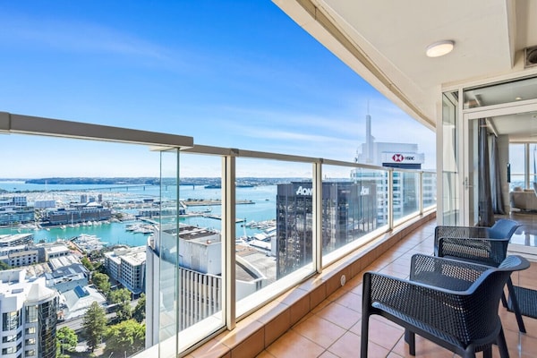 Luxury 3br Quay West W/ Views + Parking - Auckland