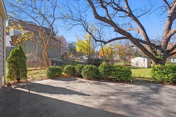 Charming Bungalow With Spacious Yard - Overland Park, KS