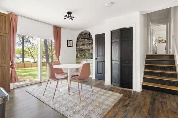 Bull & Blossom Bungalow: Walk To Duke And Enjoy Firepit, Yard + Pickleball - Durham, NC