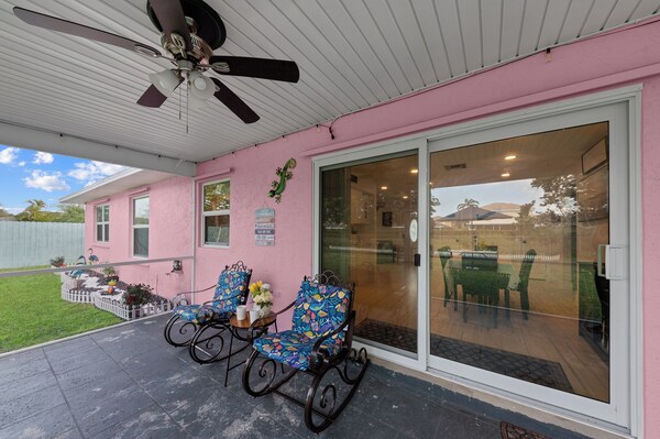 Family Home, 4 Miles To Beach, Near Airport, Walk To Rapids Water Park - Riviera Beach, FL