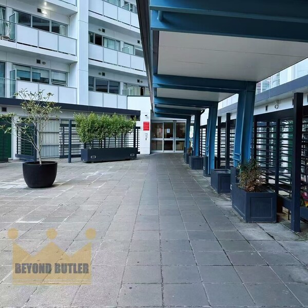 Modern 2b1b On Queen St With Free Gym - Auckland