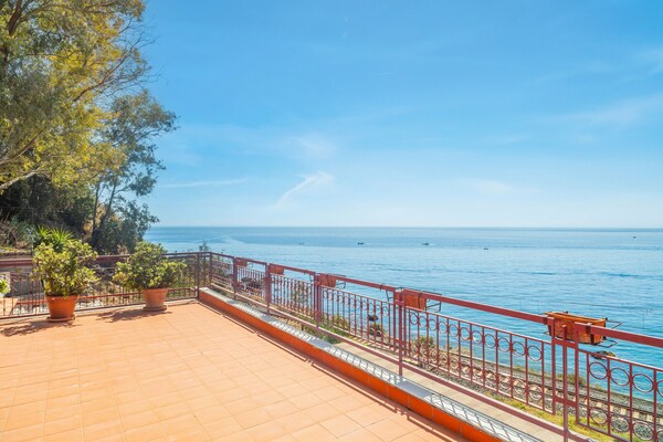 Apartamento 'Giulia's On The Sea' Con Piscina Compartida, Wi-fi Y Aire Acondicionado - Taormina