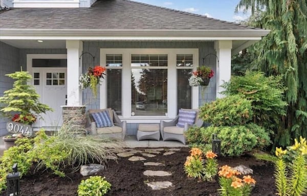 Renovated Two-bedroom Basement Suite. Close To The Mountains, City, And Ocean. - Maple Ridge