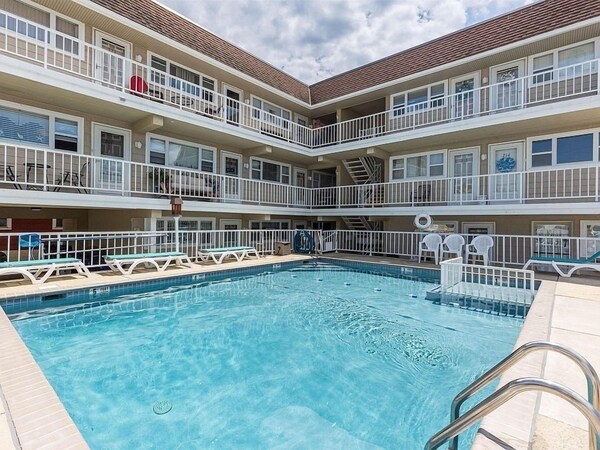 Wildwood 1 Bdr Condo, Pool, Ac, Wi-fi, Parking, Sleeps 4. Walk To Everything! - Wildwood, NJ