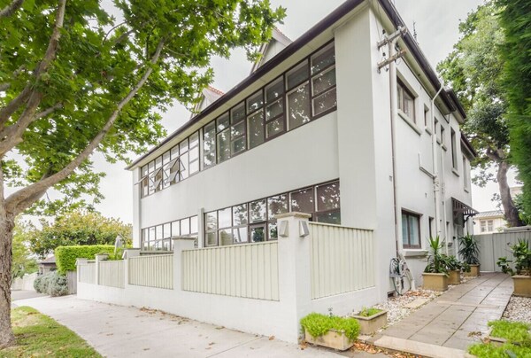 Huge Designer Studio Next To Lovely Park - Gordon