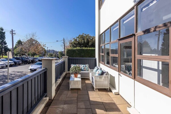 Stunning Huge Studio & Sunny Terrace With Parking - North Sydney