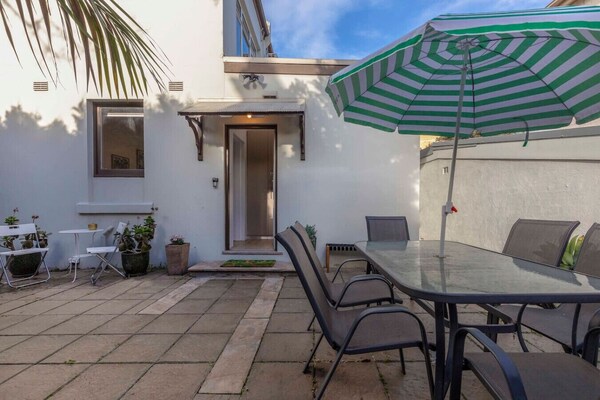 Cute 1 Bedroom With Private Courtyard Garden - North Sydney