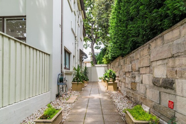 Sun Drenched Ground Floor Studio With Patio - Crows Nest, Australia