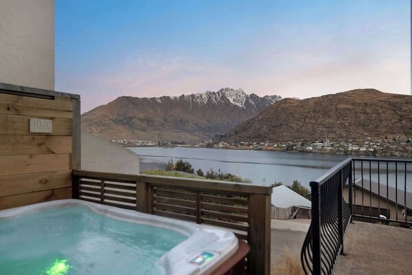 Peak Paradise Lodge - Hot Tub - Lake Views - Queenstown
