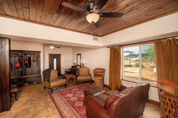 High Desert Oasis, 360 Mountain Views, Close Proximity To Bisbee And Tombstone - Hereford, AZ