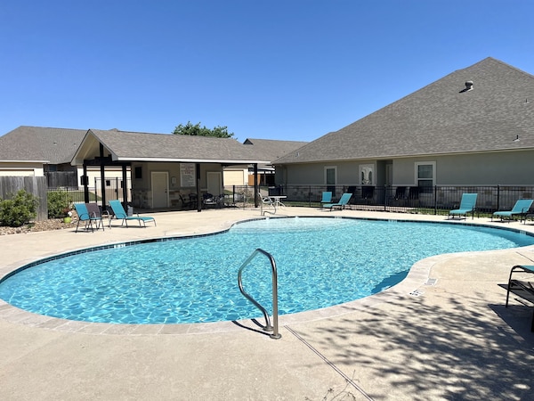 King Suite. 2br/2bath. Sleeps 6 - Bryan, TX