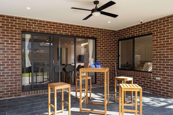 Lux Clyde North Super Spacious Retreat - Cranbourne