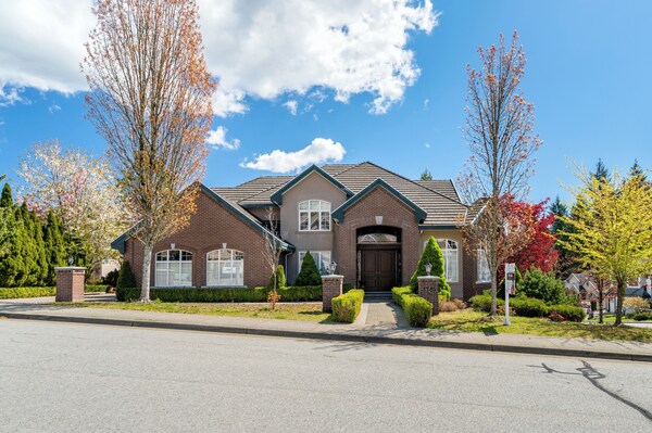 Luxury Red House-whole 800 Sf Ground Floor-1 Bed/1 Bath/1 Kitchen/1 Dining - Coquitlam