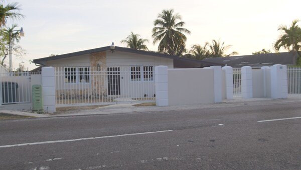 Coral Cove: Nearby Baha Mar, Pool & Patio, Gated, Beach Walkable - Nassau