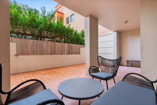 Bright Inner-west Stay With Pool Access - Burwood