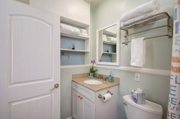 Cozy Studio By The Bay | Dock Access & Steps From Newport Hotspots - Irvine, CA