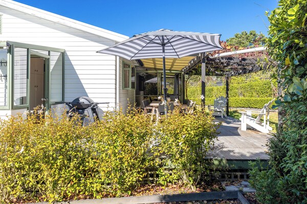 Tranquility Cottage - Central Location  Walk To Beach & Town Centre - Waiheke Island
