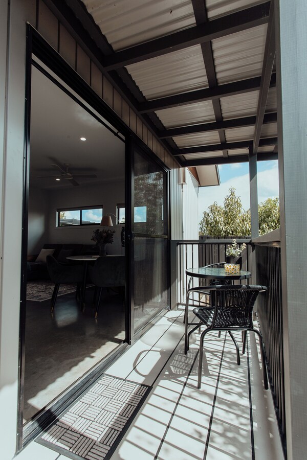 Stay By The Lake! 2 Bedroom Granny Flat - Five Islands