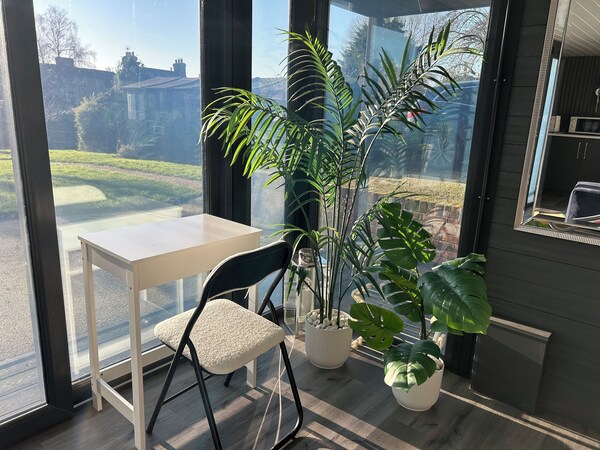 Luxury And Comfort In The Garden Room - Oxfordshire