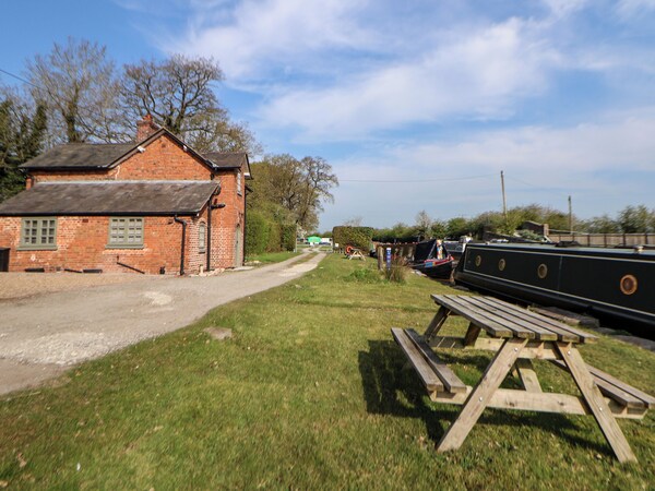 Canal Basin Cottage, Pet Friendly, With A Garden In Nantwich - Nantwich