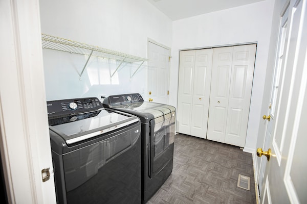 Serene 5-bedroom Retreat, Oswego - Oswego, IL