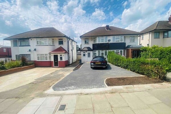 Cheerful 3.5 Bed House In Mill Hill London - London, UK