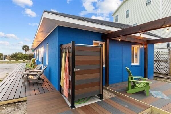 Dog-friendly Beach Bungalow  Unwind At Hatfields Hideaway - Emerald Isle, NC