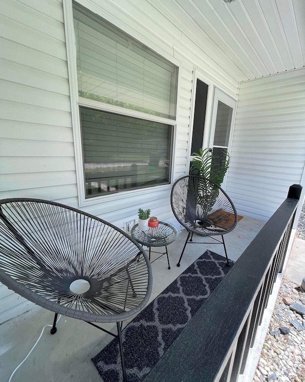 Charming 2-bedroom Cottage With Lake And Beach Access And Large Yard. - Fremont, IN