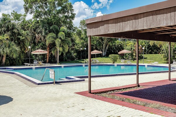 Relaxing Apartment With Balcony - Plantation, FL