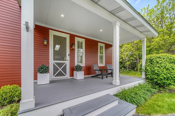 The Red Fennville Farmhouse - Saugatuck, MI