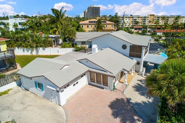 Juno Beach Escape *Beach Across The Street* - Juno Beach, FL