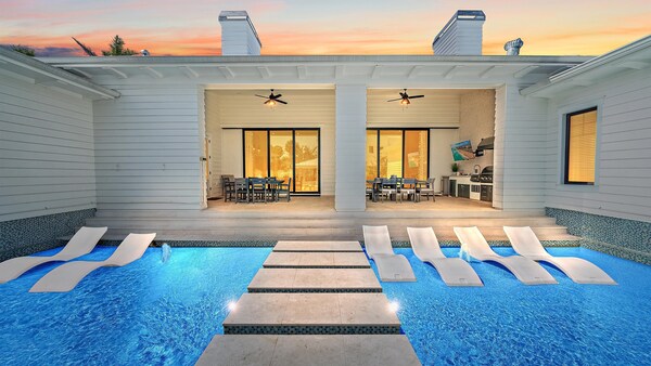Large, Resort-like Pool Home. Walk To Lido Beach And St. Armand's Circle. - Longboat Key, FL