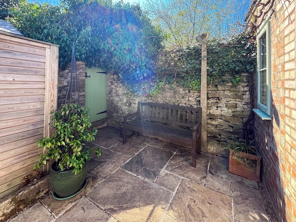 This Charming Cottage Offers The Perfect Combination Of Comfort And Location For Your Next Getaway. - Stamford