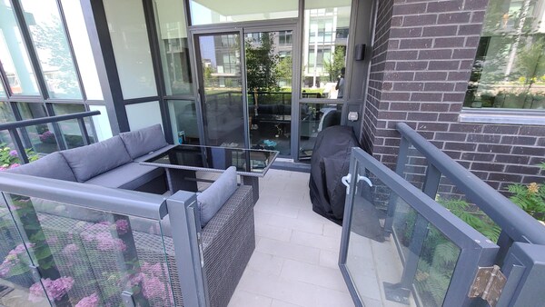 Cozy Lake Simcoe 2 Bedroom Condo With A Garden Walkout To The Boardwalk/ Pier. - Innisfil