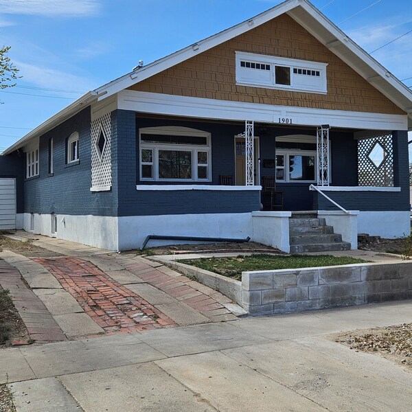 It's A Newly Remodeled, Charming Home, With Cute Decor And All The Amenities! - Pueblo, CO