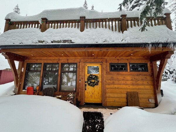 Renovated 2 Bedroom Cabin - Amazing Location, Private Hot Tub, Laundry, Storage - Armstrong