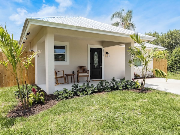 Pet Friendly 2bed/2bath Coastal Hideaway - Jensen Beach, FL