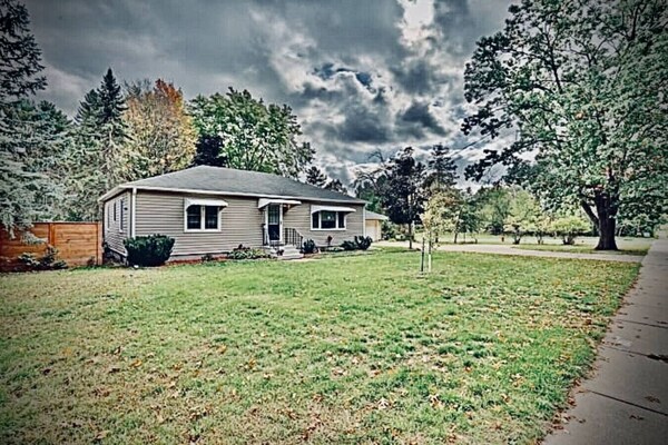 Eau Claires South Side, Sunroom, 3br,4 Beds, 1ba - Altoona, WI