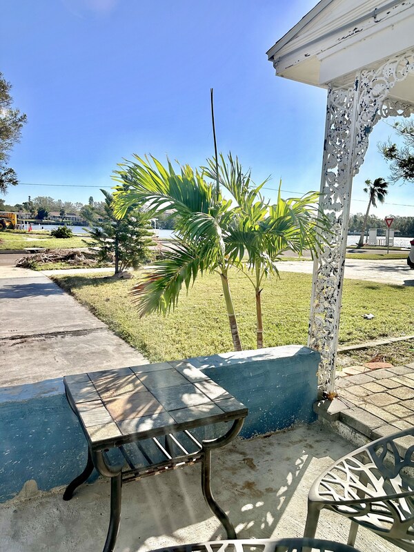 Charming 1-bedroom House In Pleasant St. Petersburg W/ Dock & Free Kayaks - St. Petersburg