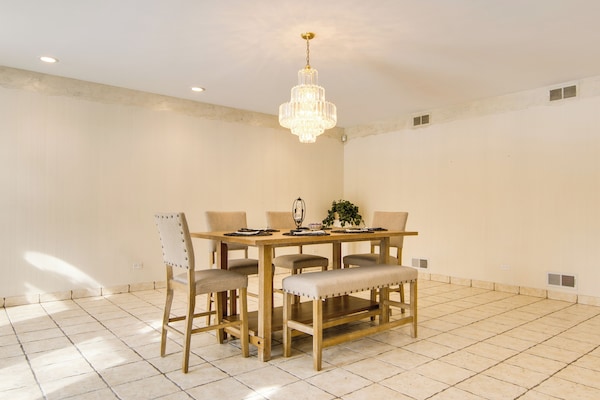 Hot Tub & Sauna: Hoffman Estates Villa In Elgin! - Bartlett, IL