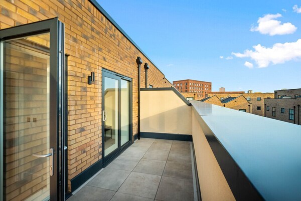 Luxury 3 Bedroom Townhouse - Garden - Balconies - Birmingham