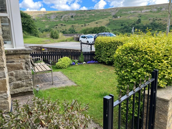 A Cosy Stone Cottage With Stunning Views, Village Charm, And Adventure At Your Doorstep - Reeth
