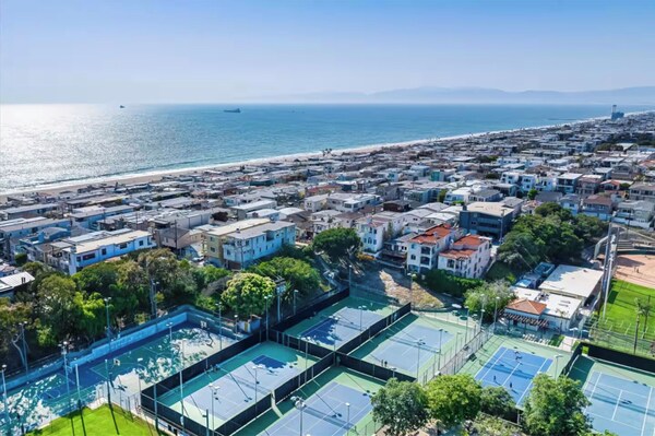 Beach Townhome With Ocean Views, Sleeps 6, Garage Parking Space - Manhattan Beach, CA