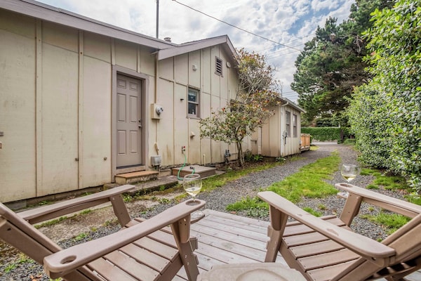 Sweet Studio Cottage With Deck Close To Beach And Downtown - Cannon Beach, OR