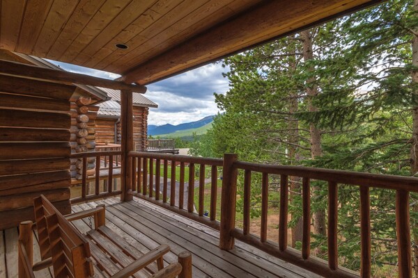 Double Queen Lodge Room Twin Sisters View - Allenspark, CO
