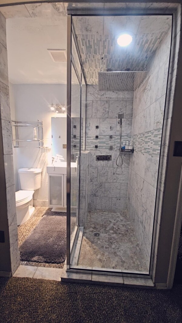 "Cozy & Convenient 3-bedroom Home In Seokc  Ideal For Traveling Professionals!" - Oklahoma City, OK