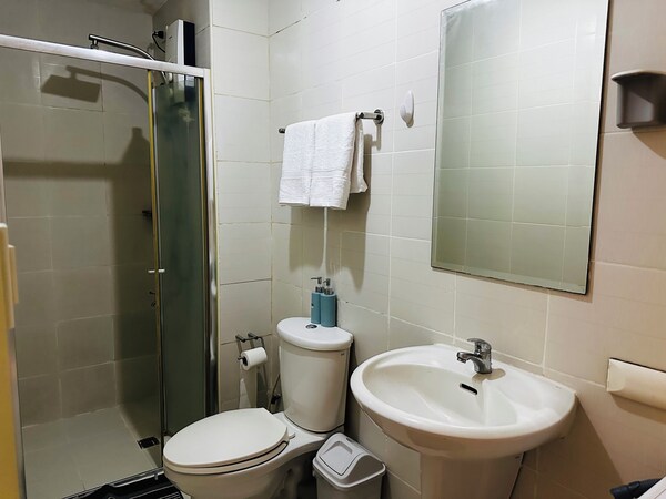 Cozy 2-bedroom Condo With Ac, Wifi In Pleasant Makati - Makati