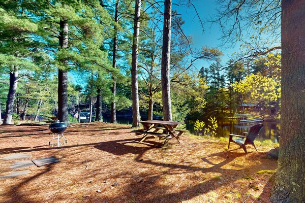 Charming Waterfront Cottage With Shared Firepit, Canoe, Paddlebaot & Docks - Manitowish Waters, WI